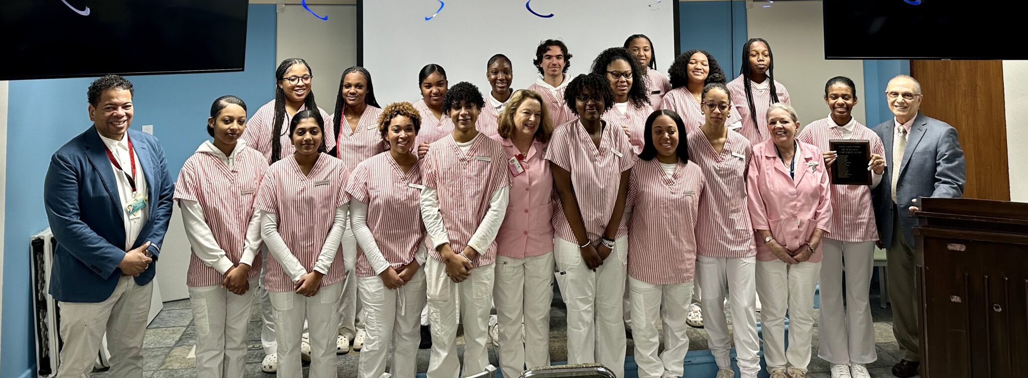 Hospitals Auxiliary of Bermuda Awards 75 Candy Stripers – TNN